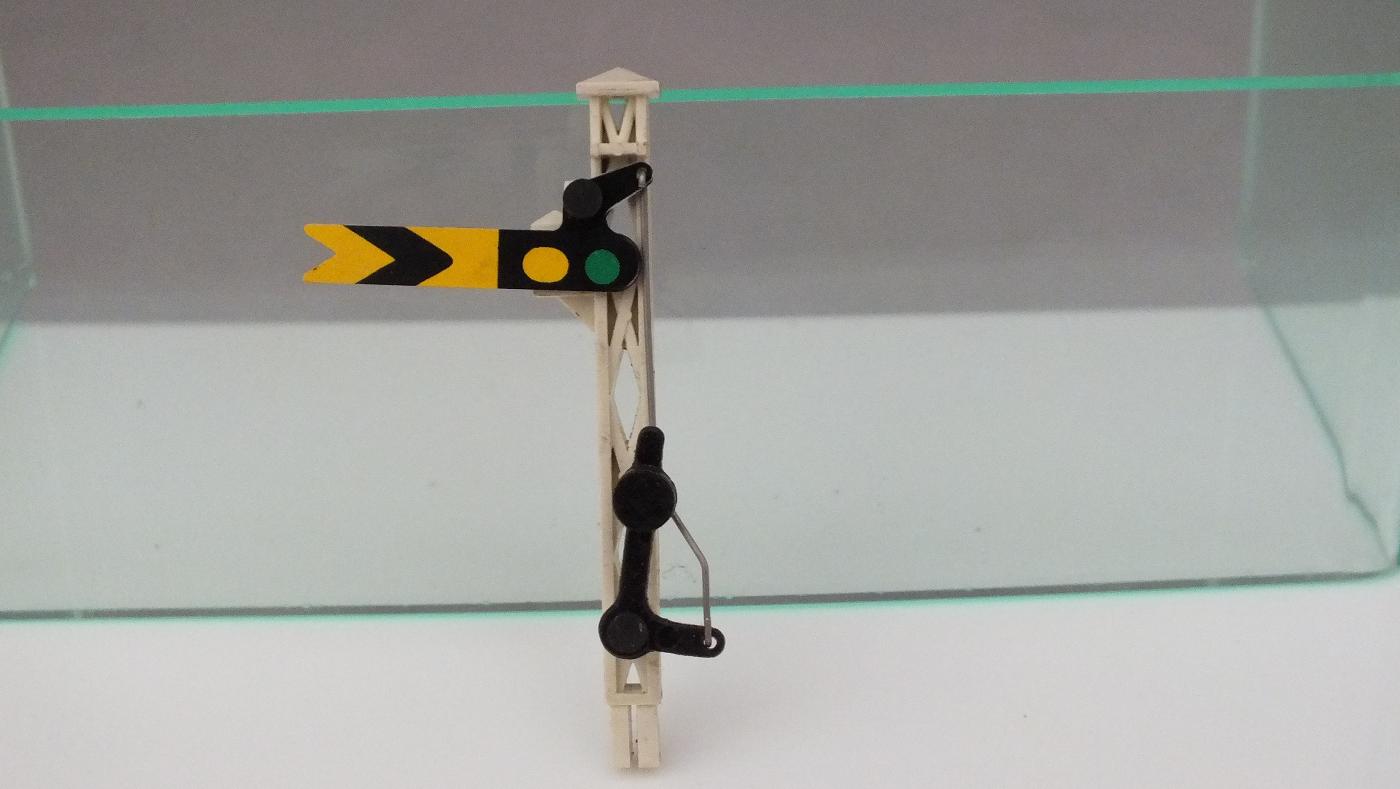 X1157. HORNBY TRIANG JUNCTION & DISTANCE SIGNAL ARM & POST S1C £3.25